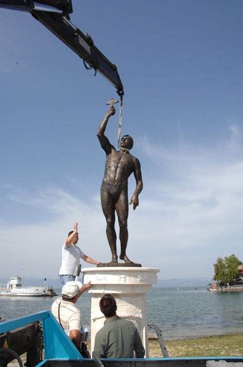 ФОТО: Споменик ,,Фаќач на крст,, се појави на охридското пристаниште ...